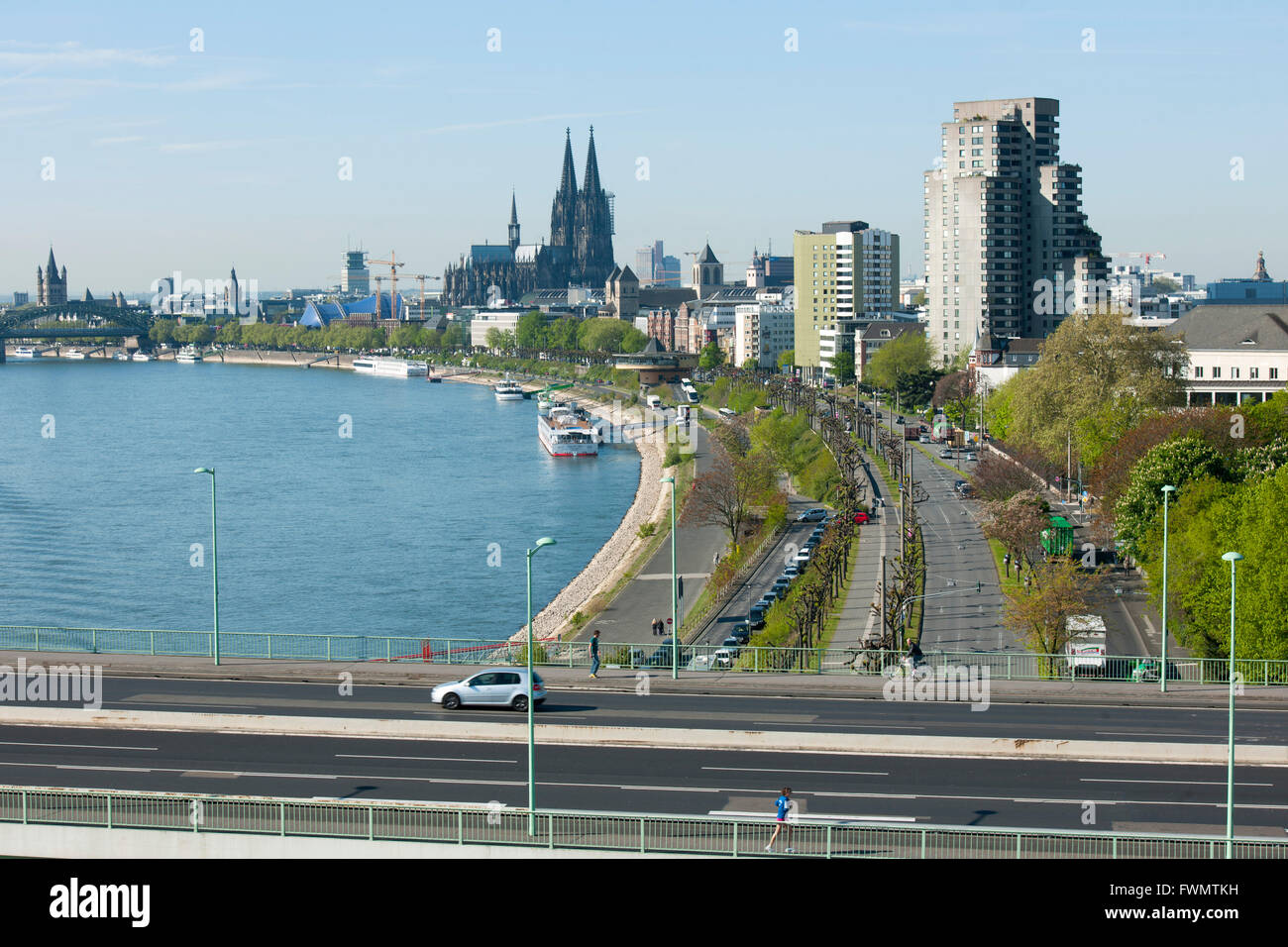 Köln, Riehl, Blick aus der Rheinseilbahn auf die Rheinuferstrasse Stock ...