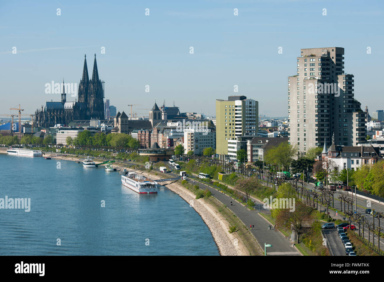 Köln, Riehl, Blick aus der Rheinseilbahn auf die Rheinuferstrasse Stock ...