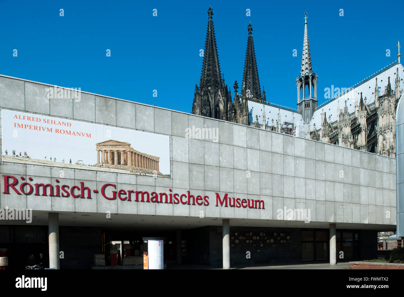 Köln, Innenstadt, Römisch-Germanisches Museum und Dom Stock Photo - Alamy