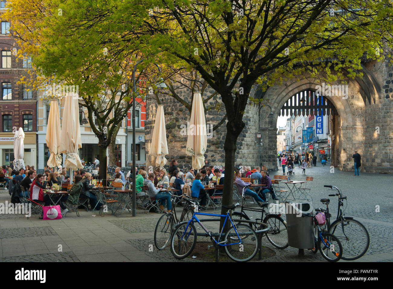 Köln, Neustdt-Nord, Eigelstein, Strassencafes an der Eigelsteintorburg ...