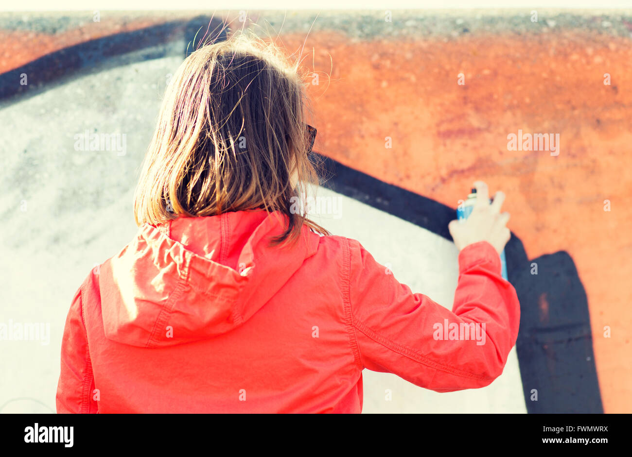 Woman spray painting wall hi-res stock photography and images - Alamy