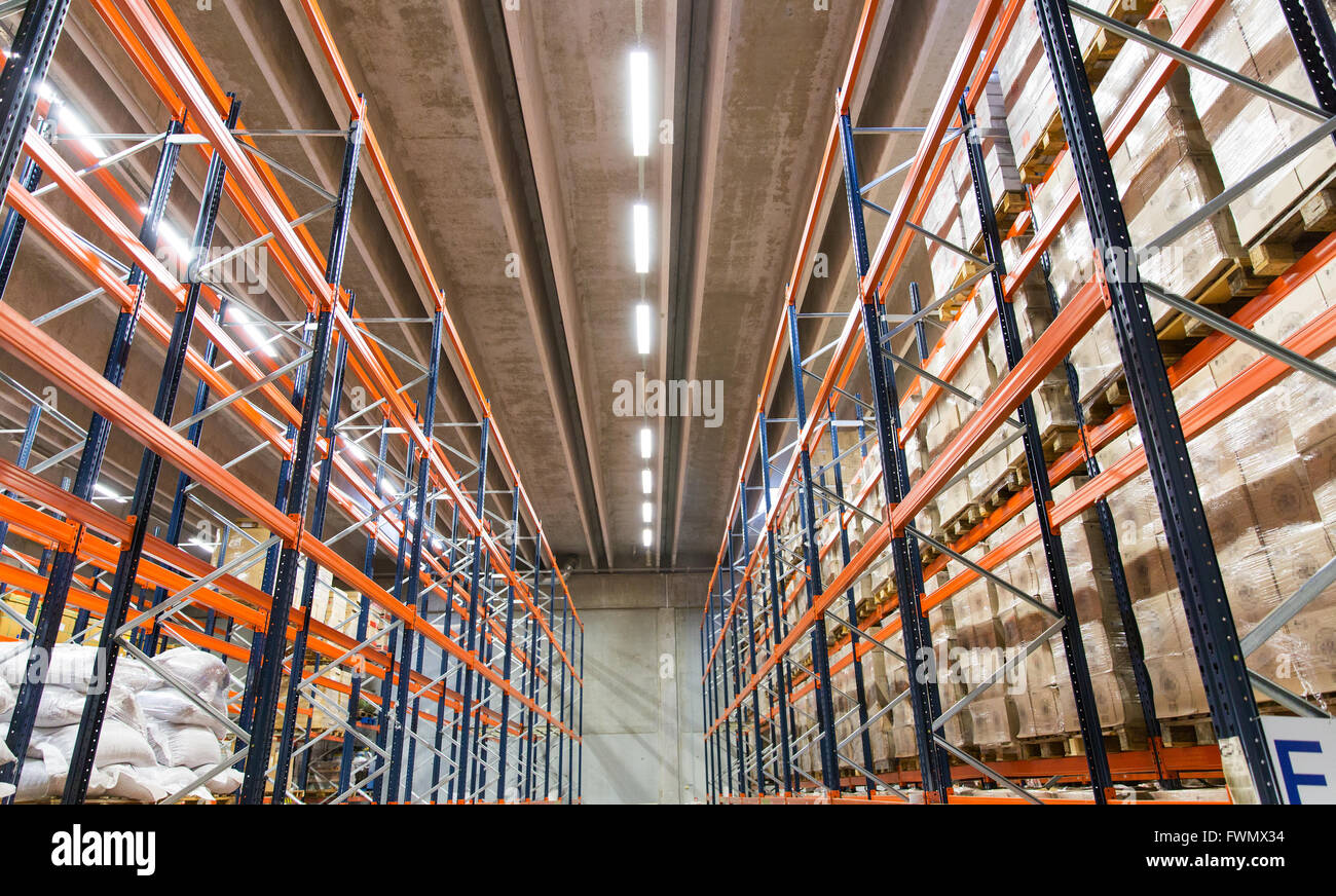 cargo boxes storing at warehouse shelves Stock Photo - Alamy