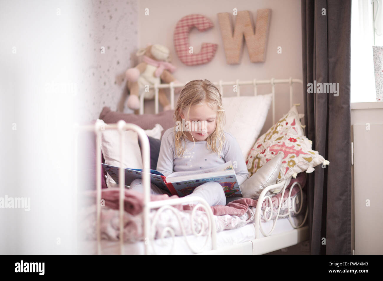 Childrens storybook hi-res stock photography and images - Alamy