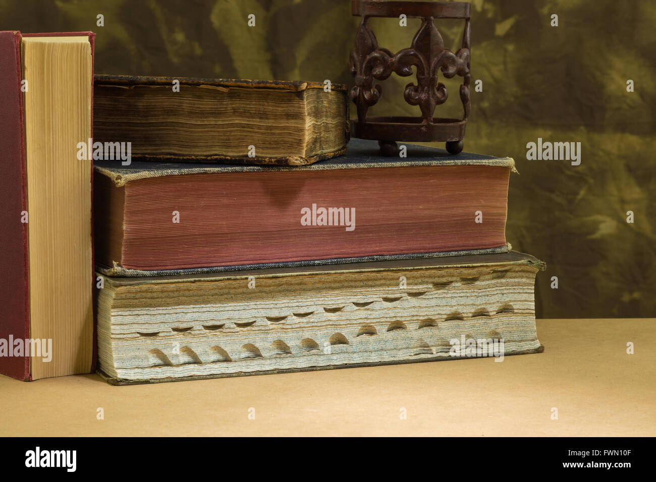 Books library texture hi-res stock photography and images - Alamy