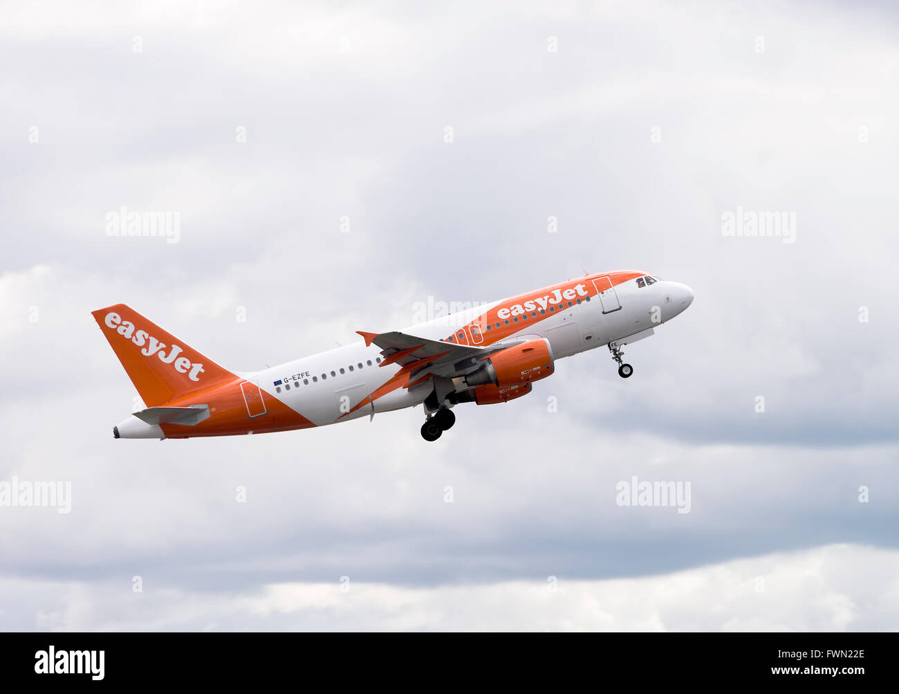 easyJet Airlines Airbus A319-111 Airliner G-EZFE Taking Off From ...