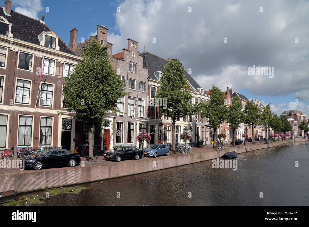 Canal side houses hi-res stock photography and images - Alamy