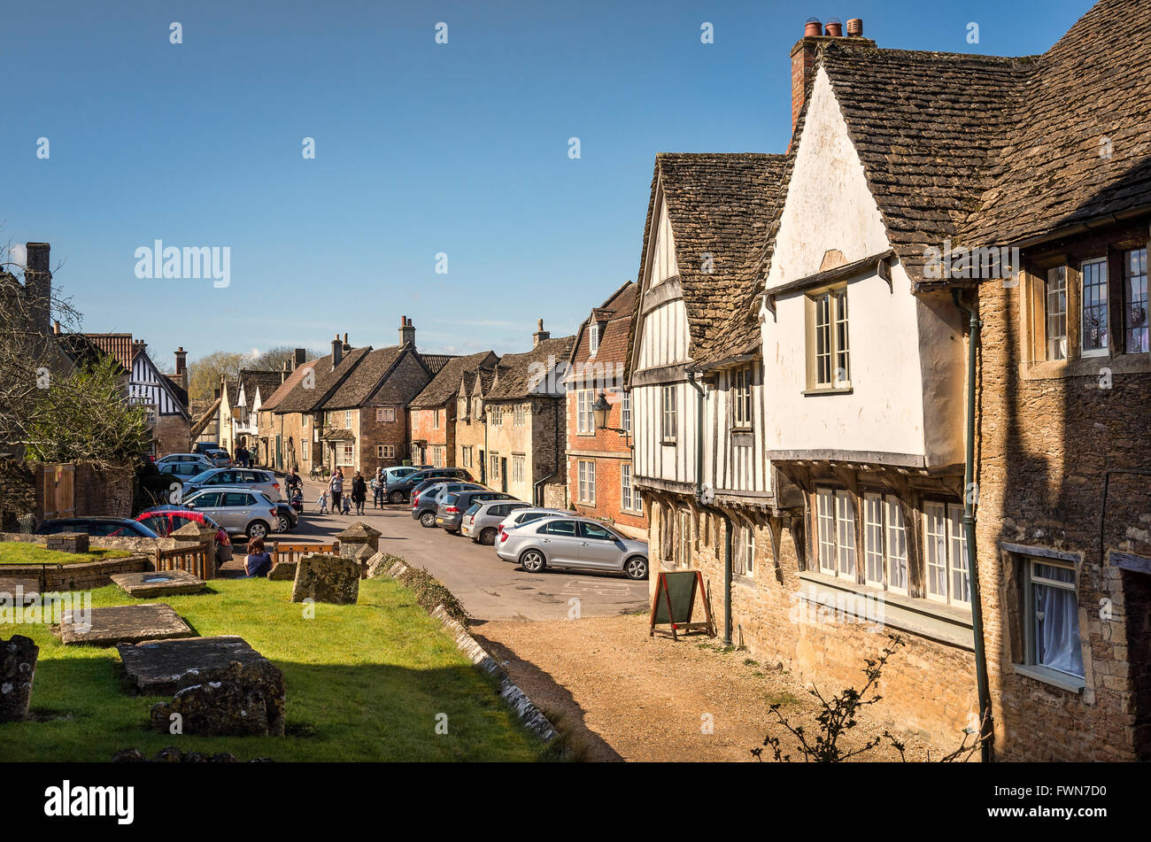 Old english street scene hi-res stock photography and images - Alamy