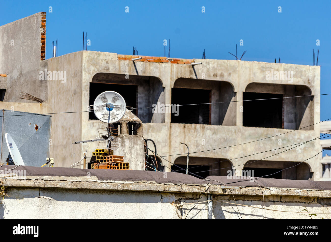 Satellite dish building hi-res stock photography and images - Alamy