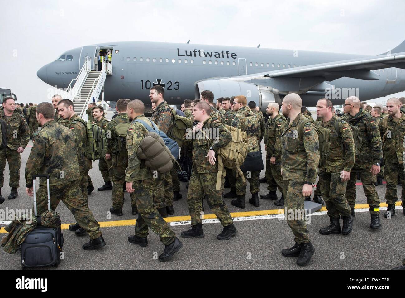 Vilnius, Lithuania. 6th Apr, 2016. German soldiers arrive at the ...