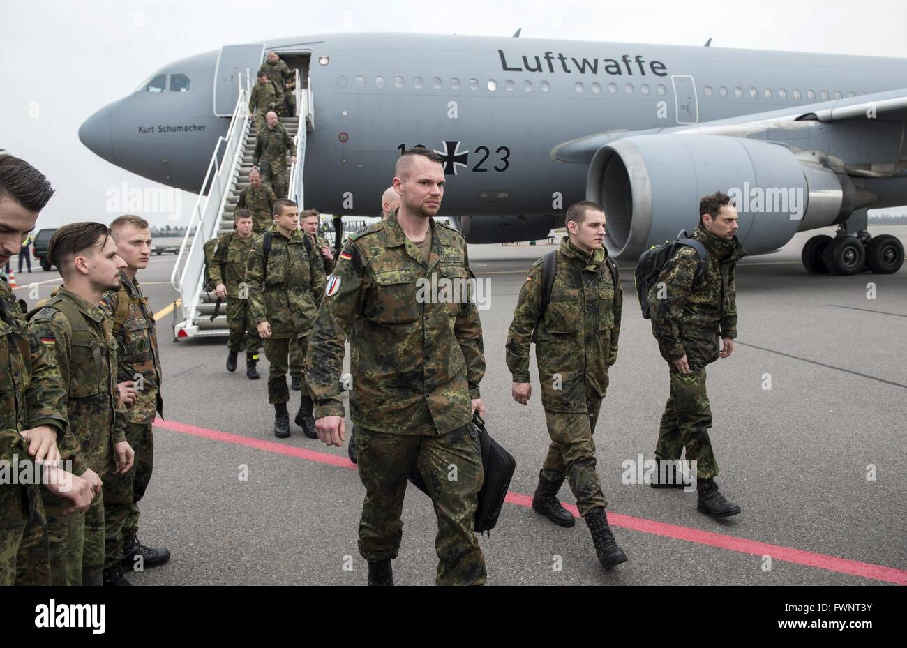 Vilnius, Lithuania. 6th Apr, 2016. German soldiers arrive at the ...