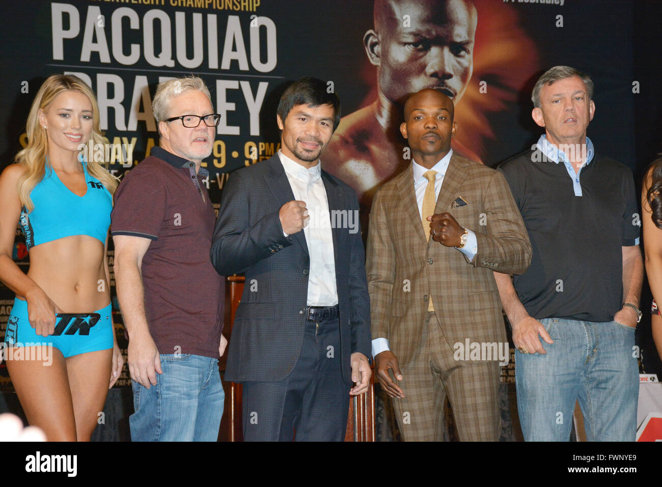 Las Vegas, Nevada, USA. 6th Apr, 2016. Trainer Freddy Roach (L) boxers ...