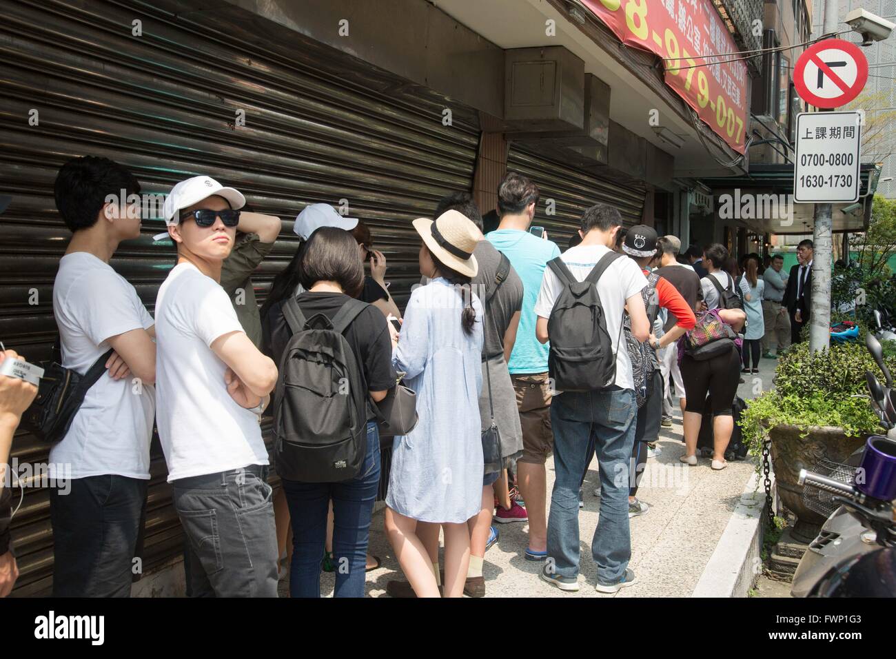 Taipei, Taipei, Taiwan. 7th Apr, 2016. A line forms outside In-N-Out ...