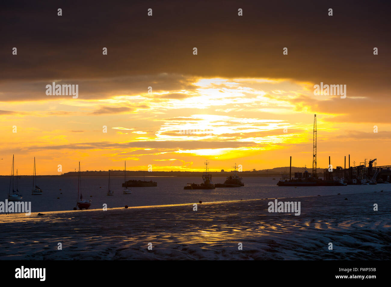 Ships at gravesend hi-res stock photography and images - Alamy