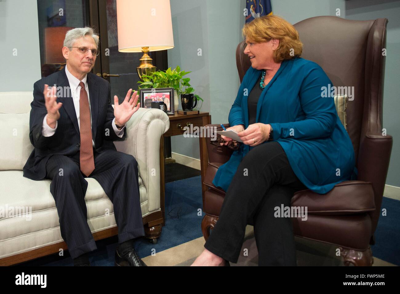 Judge seated hi-res stock photography and images - Alamy