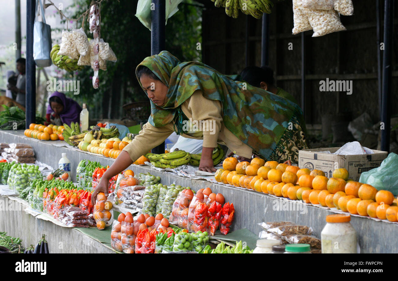 Extremely spicy Ghost chilli - Naga Jolokia chilis in Kohima market ...
