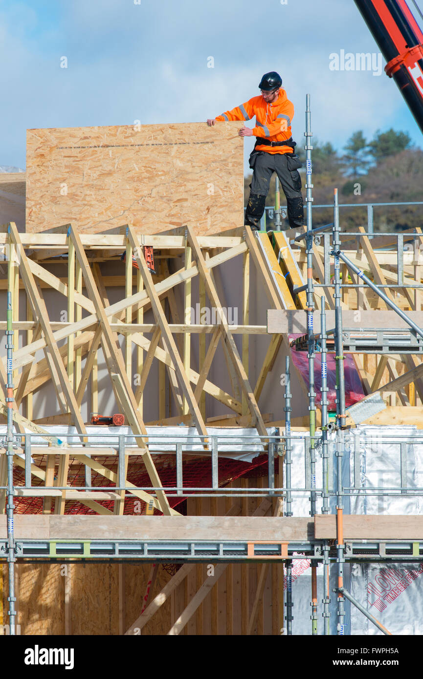 Construction workers fix roof truss hi-res stock photography and images ...