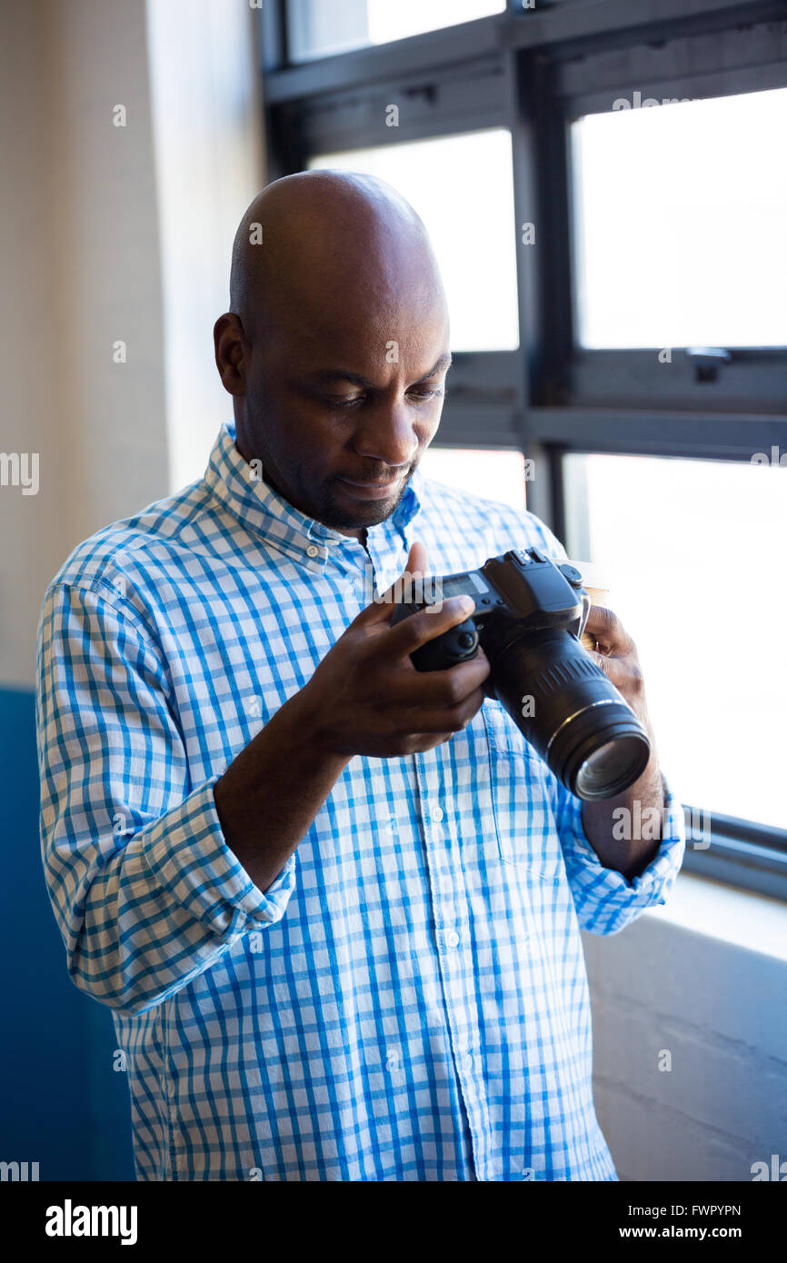 Man checking photo in camera Stock Photo - Alamy
