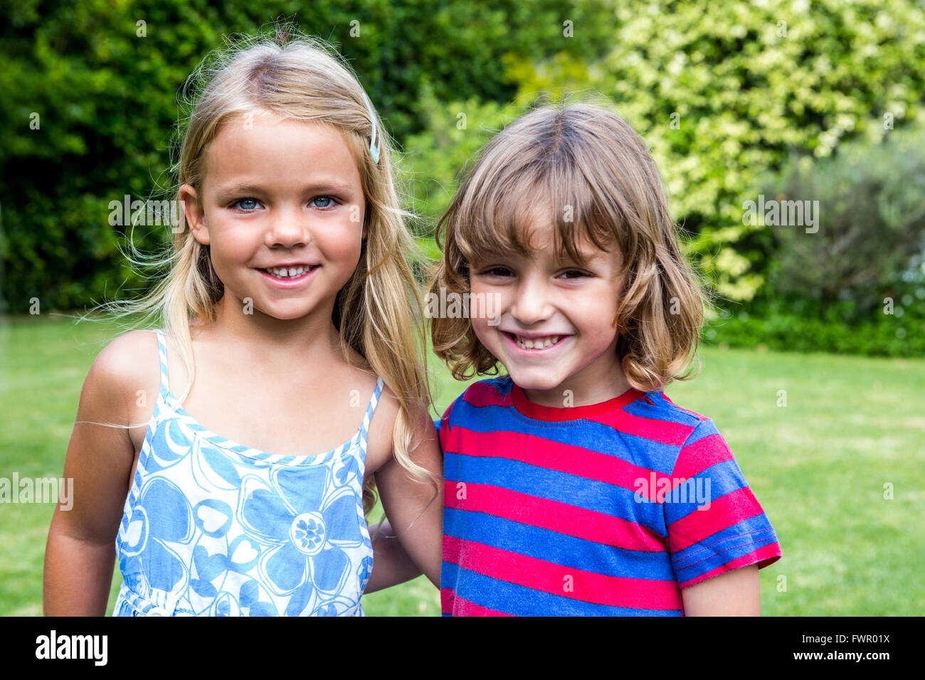 Siblings standing back to back hi-res stock photography and images - Alamy