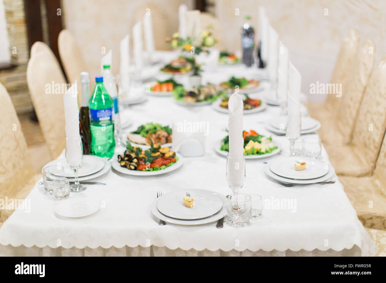 Banquet wedding table setting on evening reception Stock Photo - Alamy