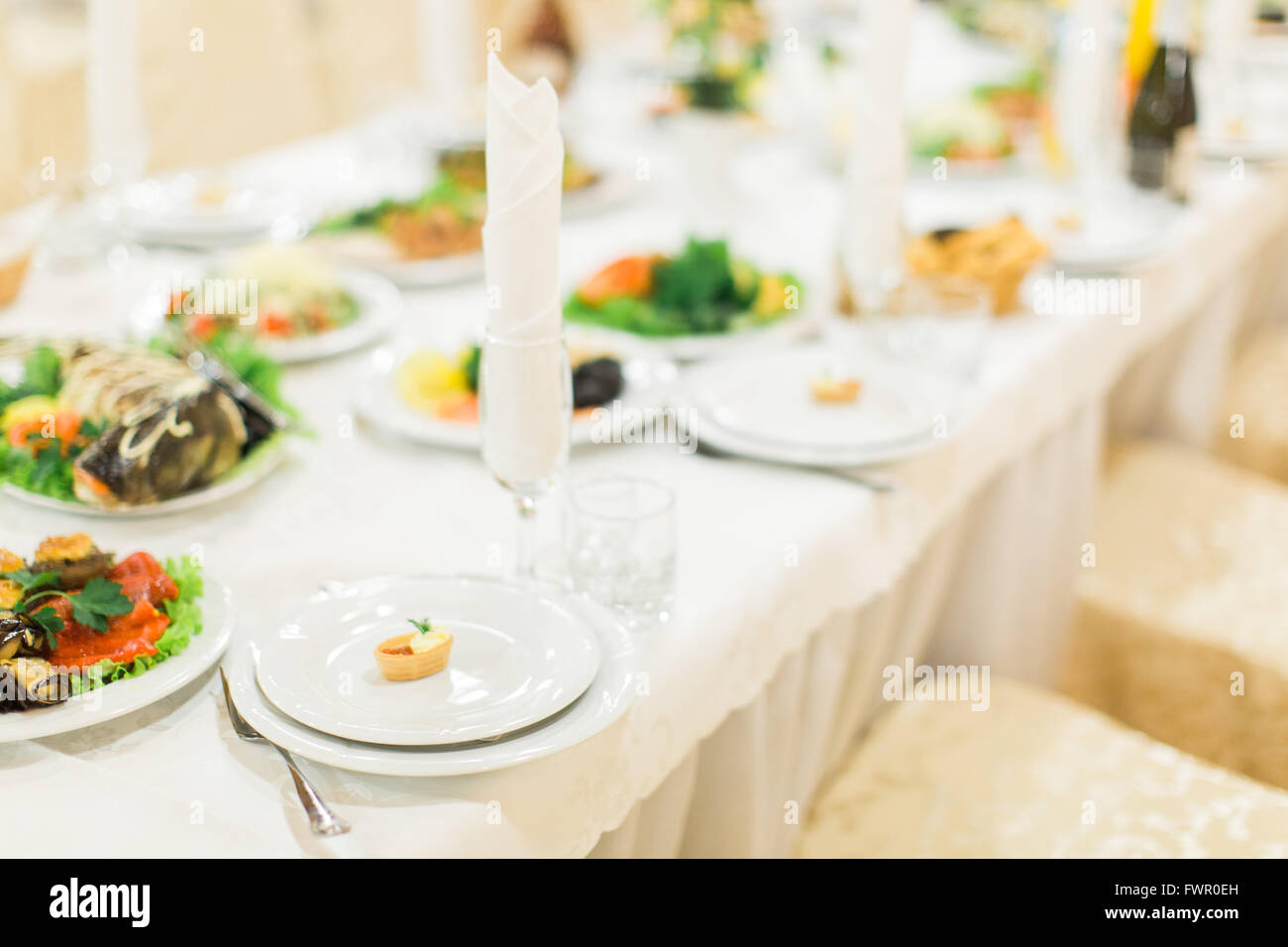 Banquet wedding table setting on evening reception Stock Photo - Alamy