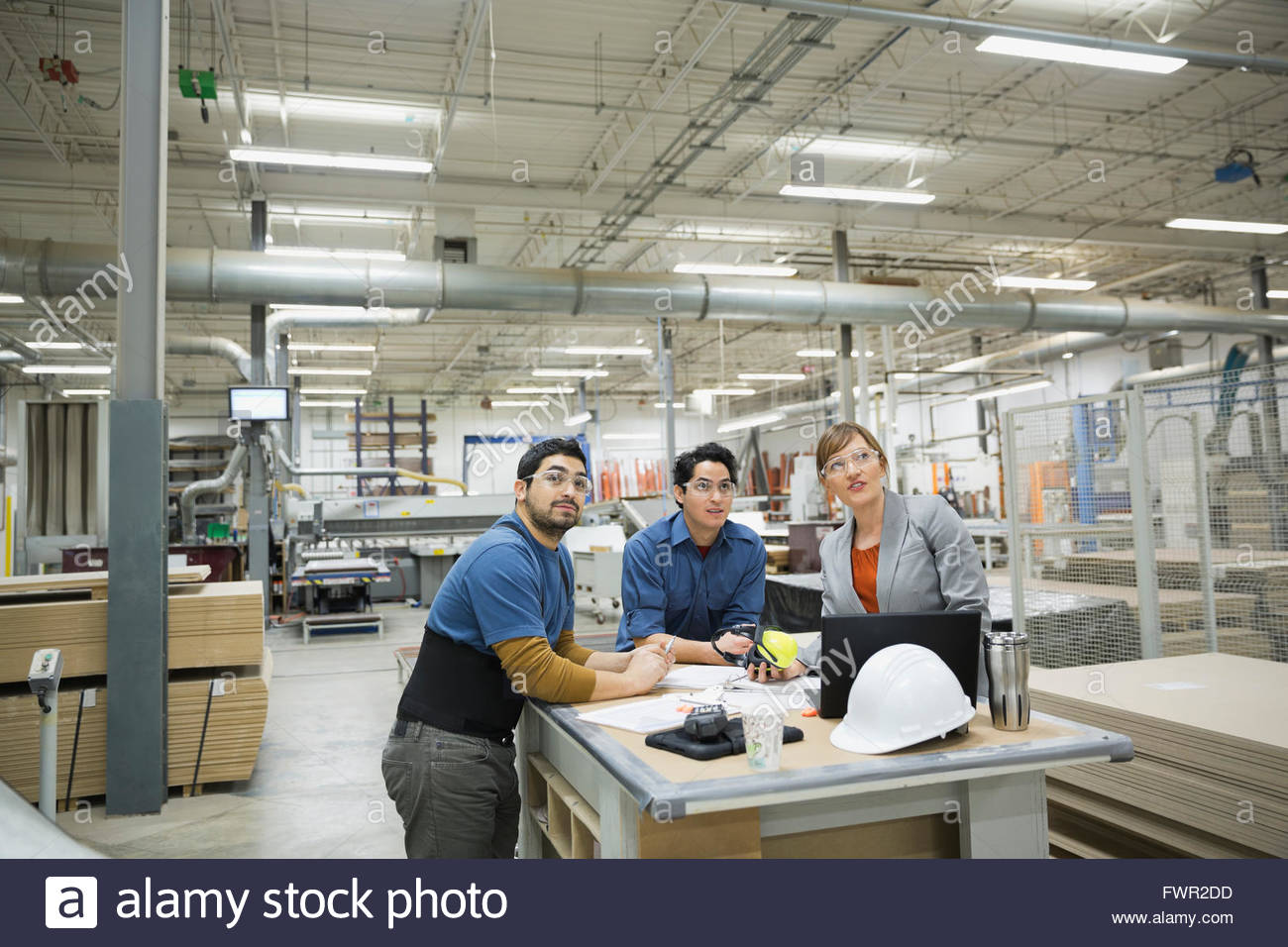 Workers table hi-res stock photography and images - Alamy