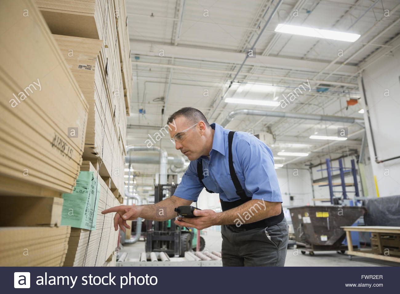 Manual worker using bar code reader in warehouse Stock Photo - Alamy