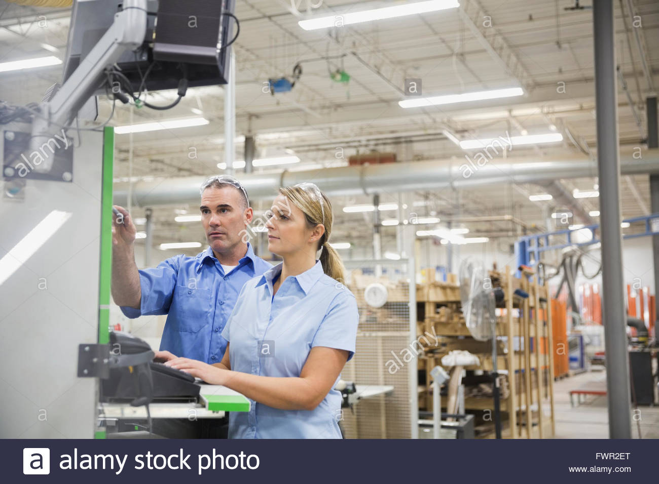 Computer manufacturing workers hi-res stock photography and images - Alamy