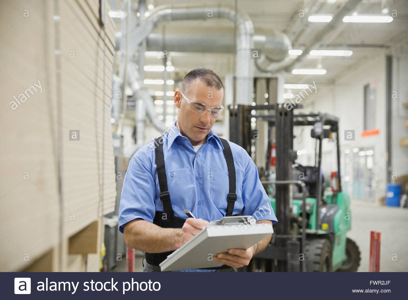 Worker writing hi-res stock photography and images - Alamy