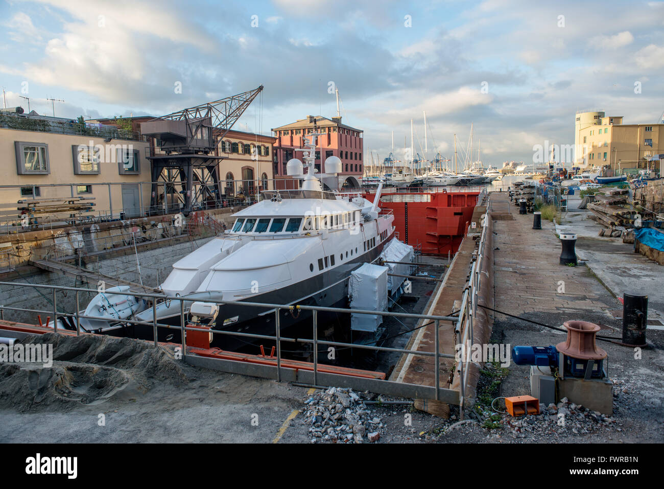 Work in dry dock hi-res stock photography and images - Alamy