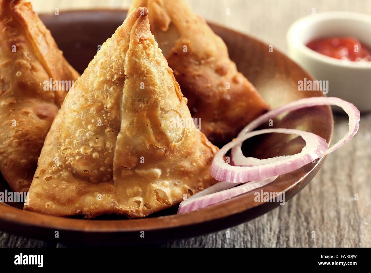 Samosas hi-res stock photography and images - Alamy