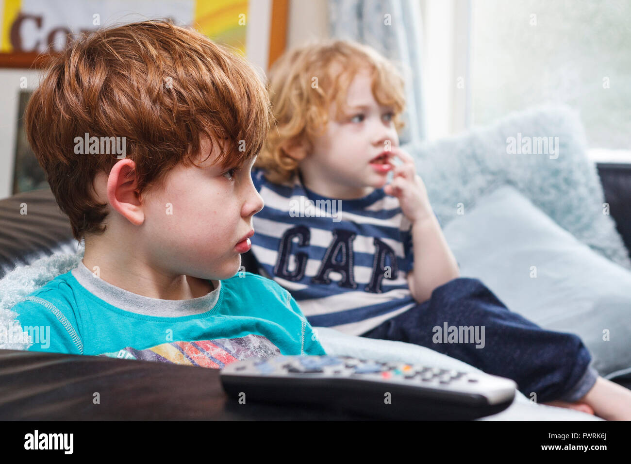 Two kids watching tv hi-res stock photography and images - Alamy