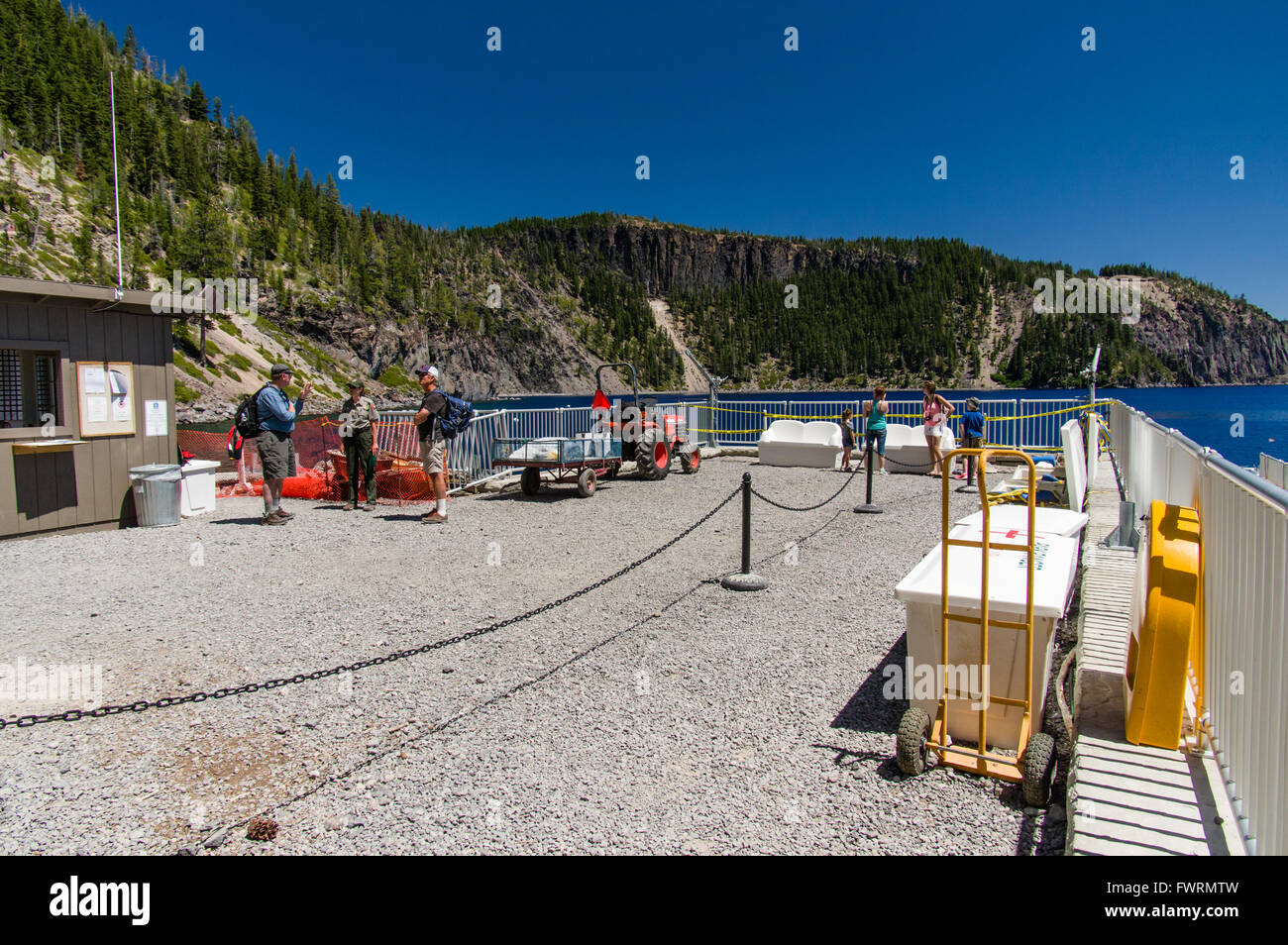 Park ranger discussing the boat tour with tourists at Crater Lake ...