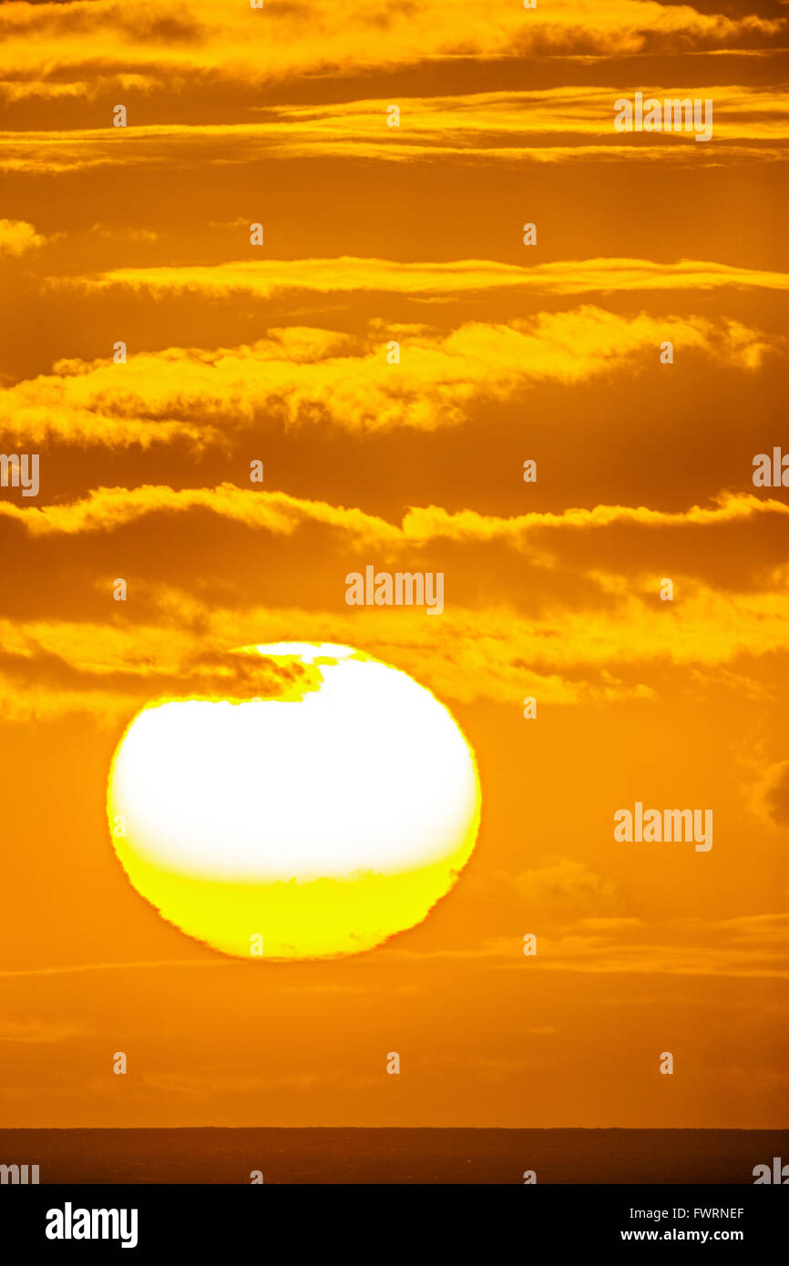 Maui, Hawaii, USA dramatic sun set over Pacific Ocean Stock Photo - Alamy