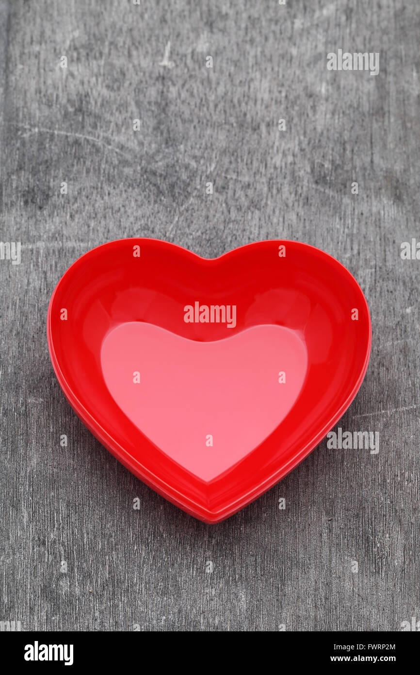 red heart shape plate on grunge background Stock Photo - Alamy