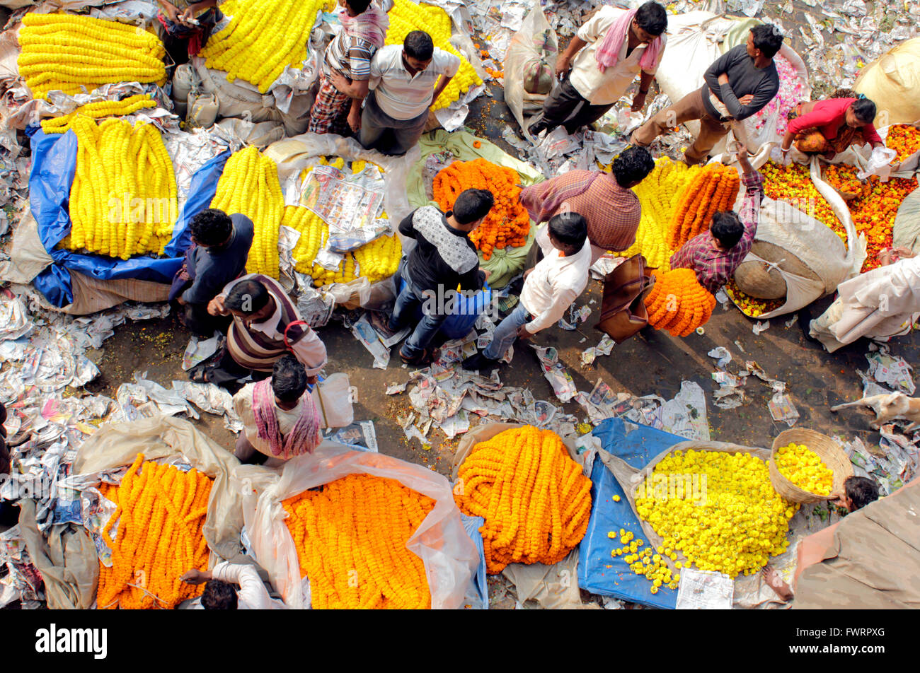 Flower market below howrah bridge kolkata Stock Photo - Alamy