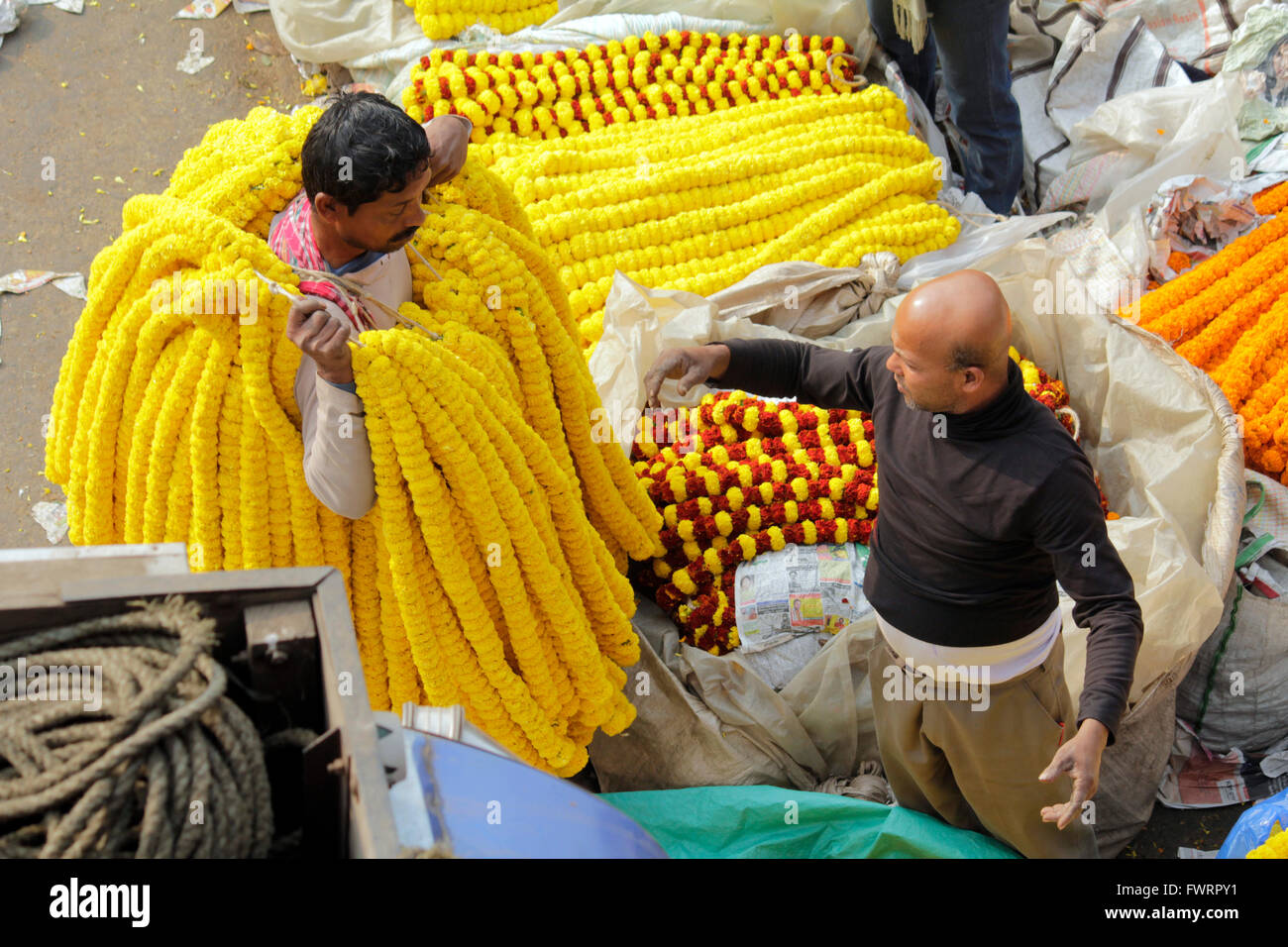 Flower market below howrah bridge kolkata Stock Photo - Alamy
