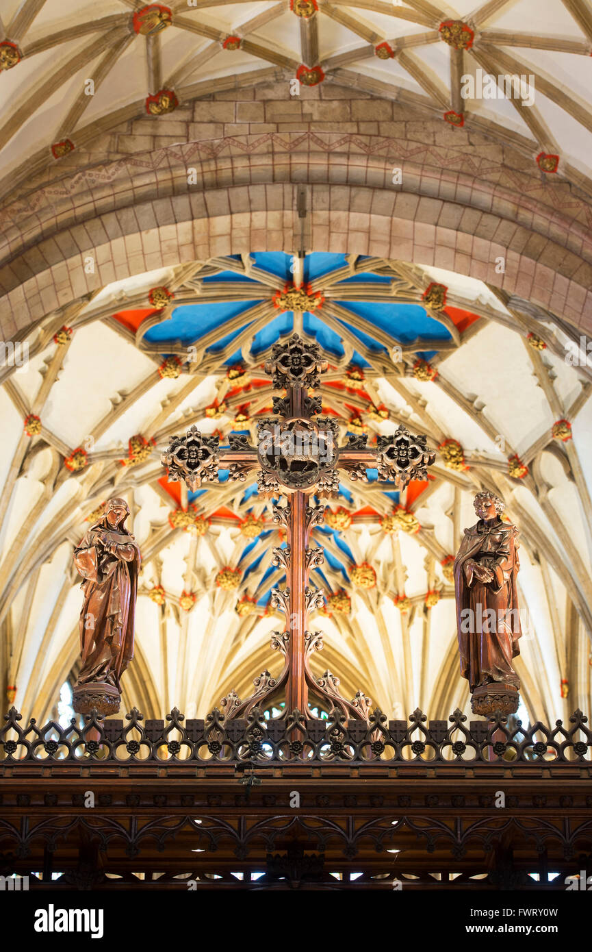 Wooden cross in front of the decorated vaulted ceiling in Tewkesbury ...