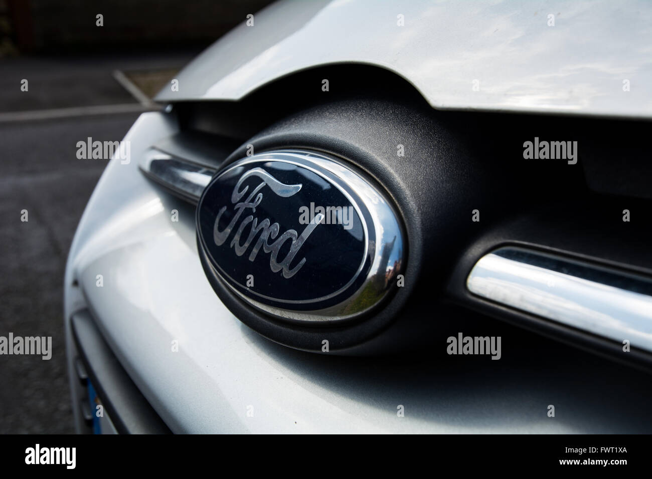 Ford badge hi-res stock photography and images - Alamy