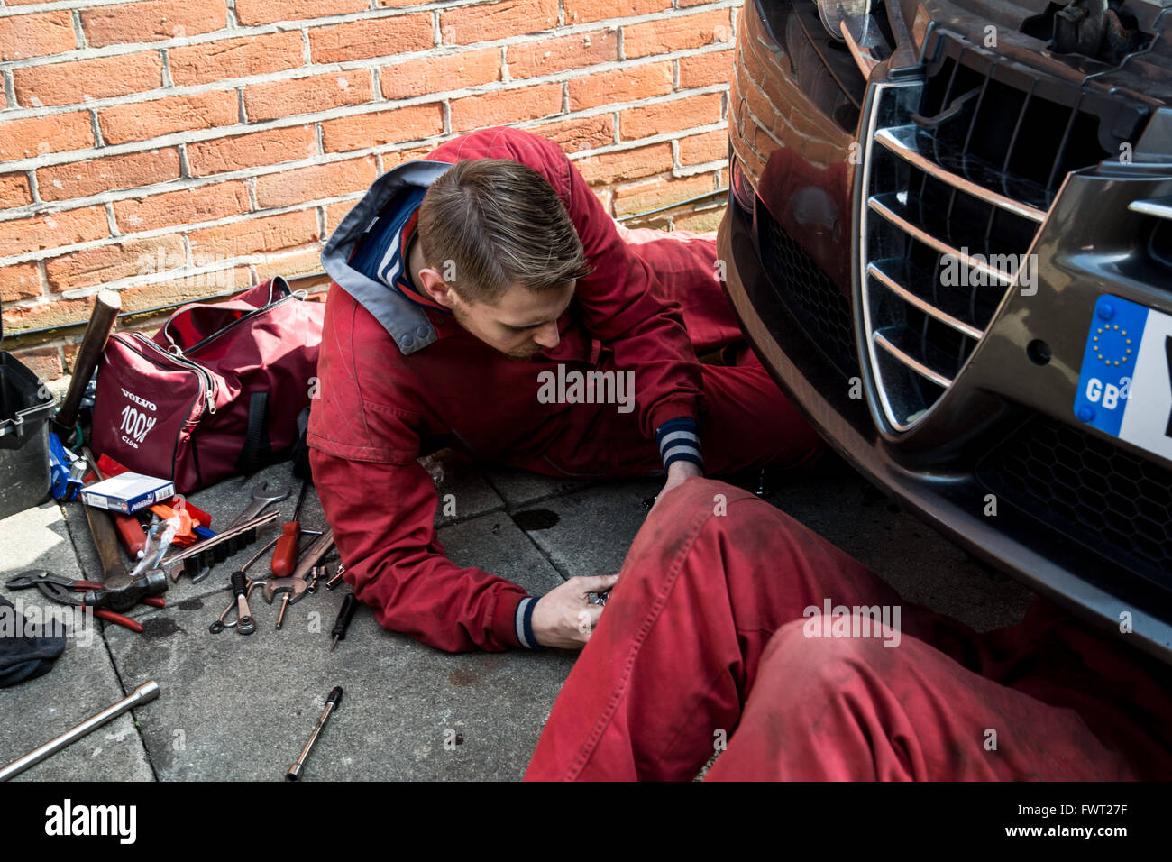 Two mechanics working on an Alfa Romeo 159 Stock Photo - Alamy