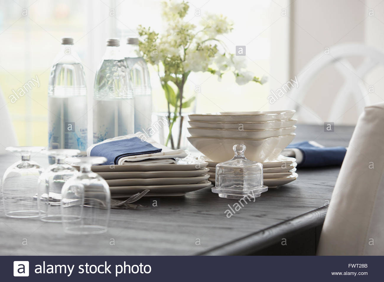 Stacked plates hi-res stock photography and images - Alamy