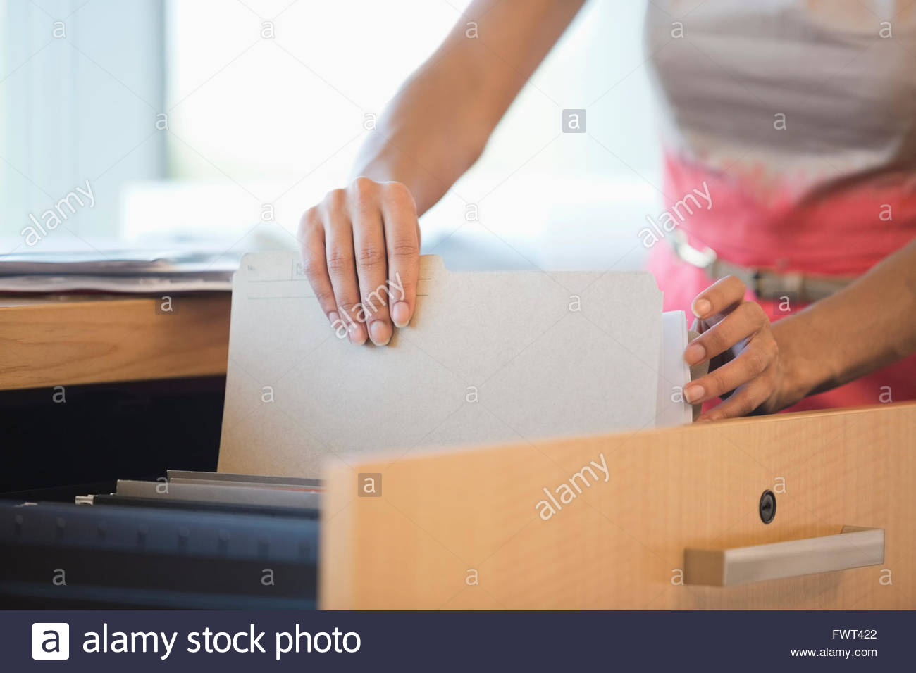 Filing work hi-res stock photography and images - Alamy