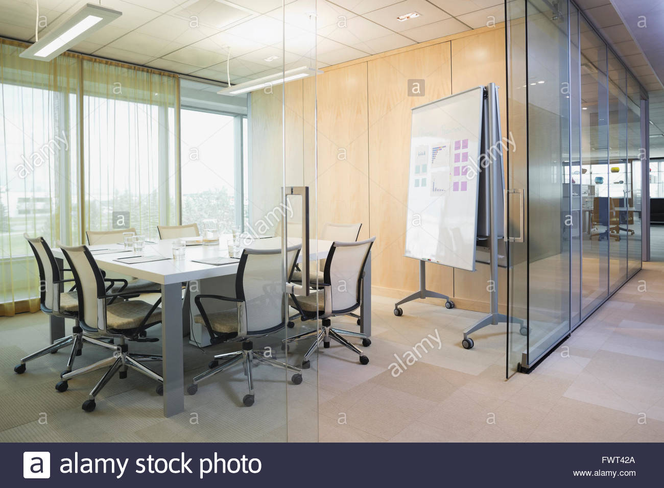 Empty boardroom hi-res stock photography and images - Alamy