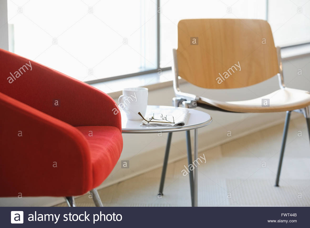 Empty chairs hi-res stock photography and images - Alamy