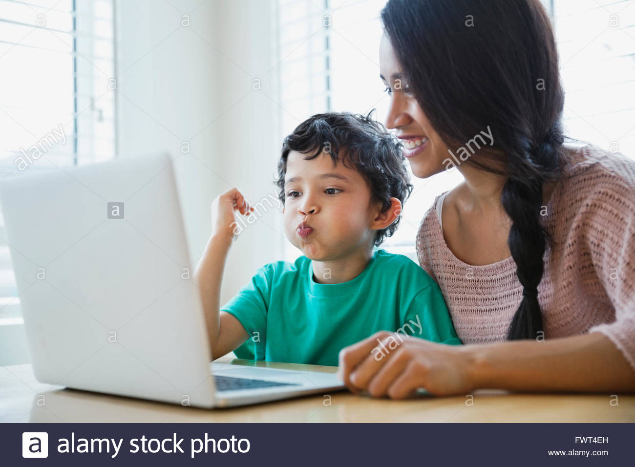 Candid faces hi-res stock photography and images - Alamy