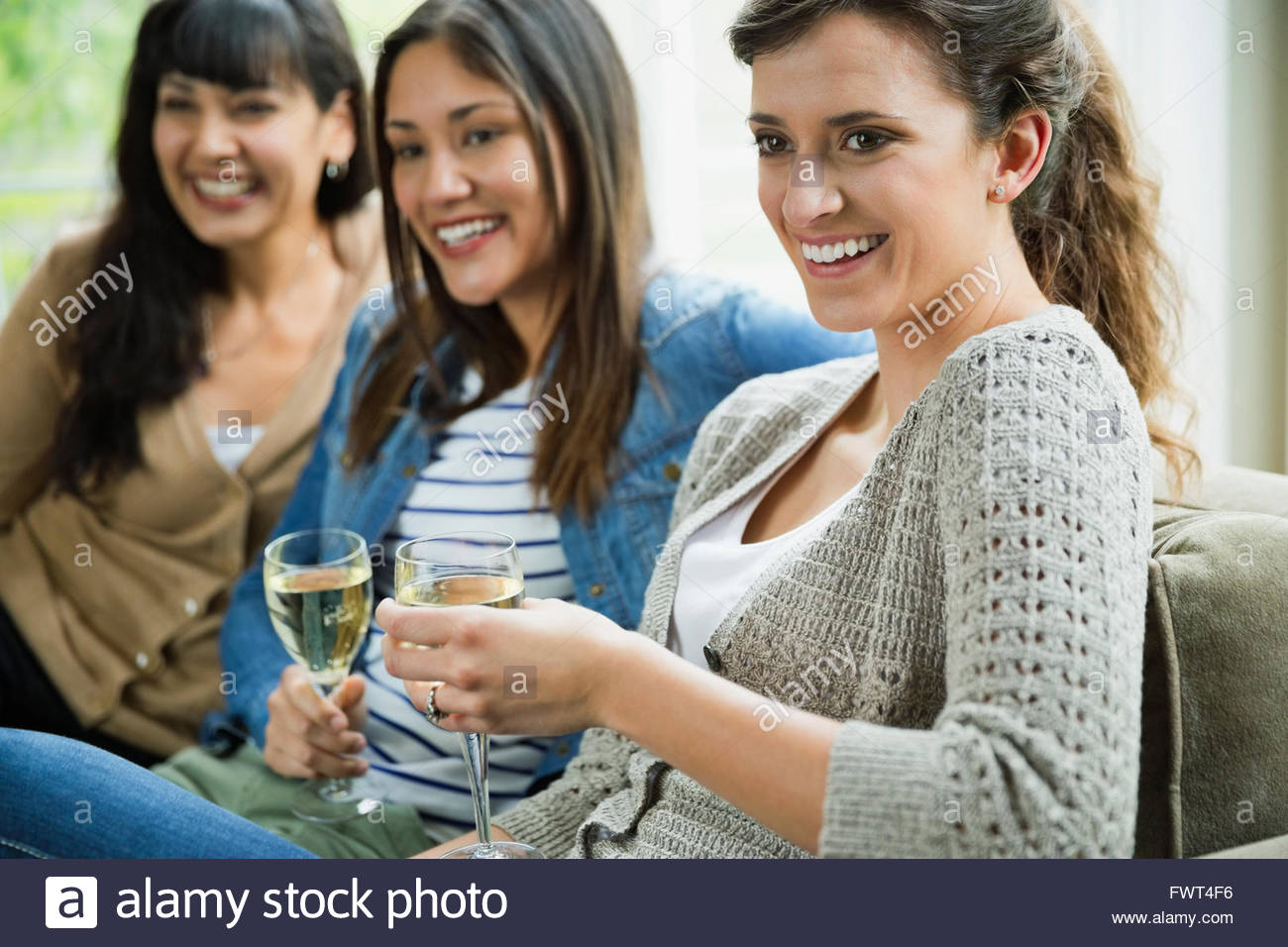 Women socializing hi-res stock photography and images - Alamy