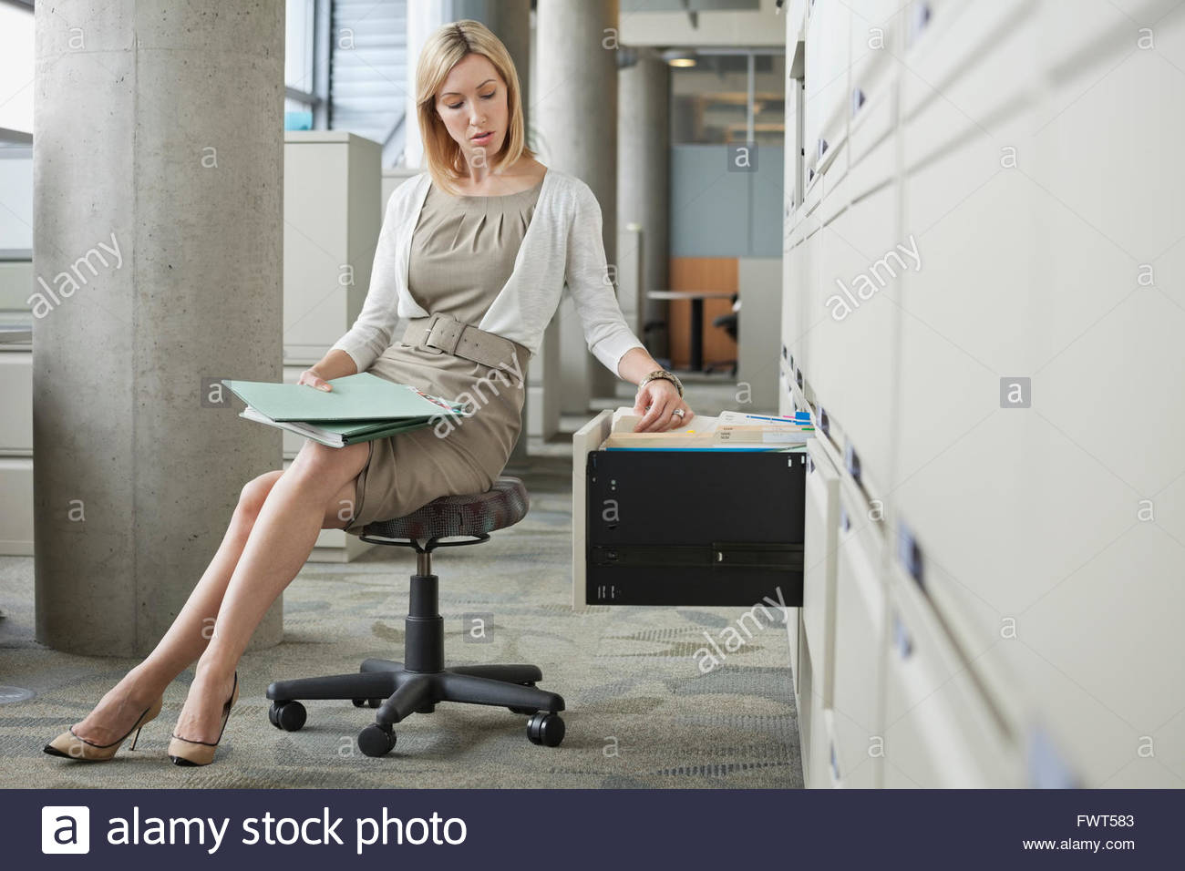 Businesswoman searching file cabinet hi-res stock photography and ... Businesswoman searching file cabinet hi-res stock photography and ...