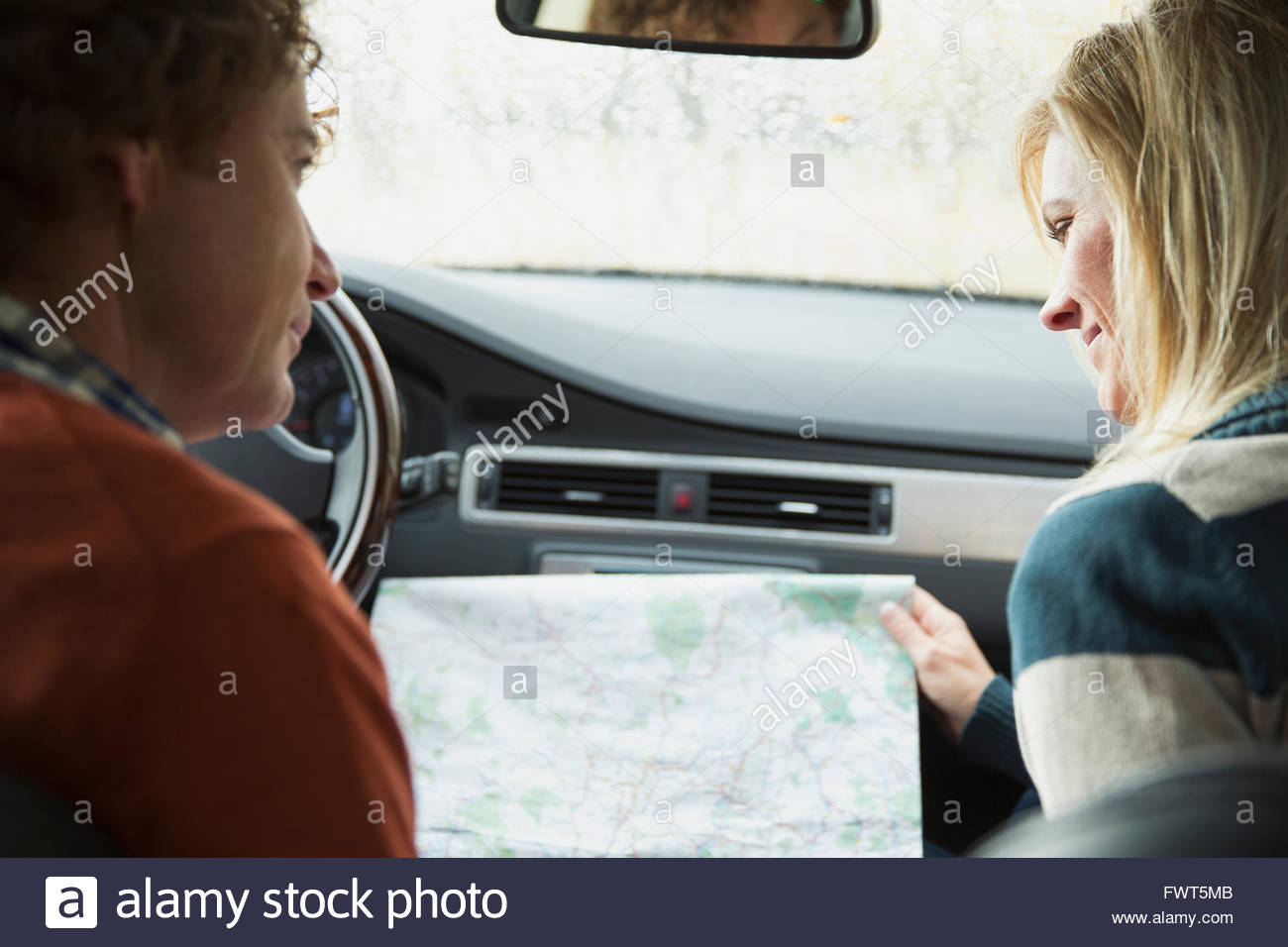 Women reading map in car hi-res stock photography and images - Alamy