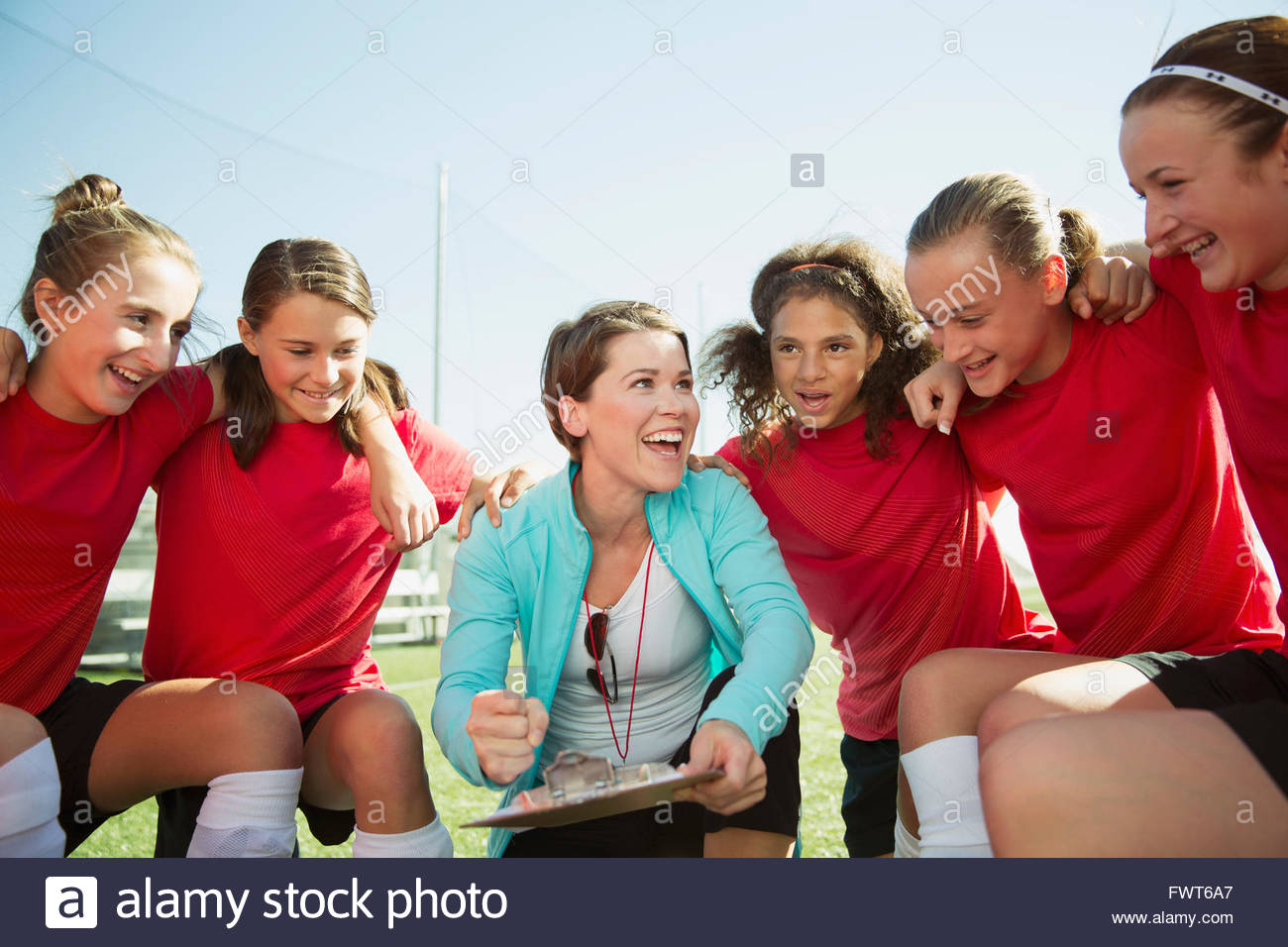 Girls soccer team in huddle hi-res stock photography and images - Alamy