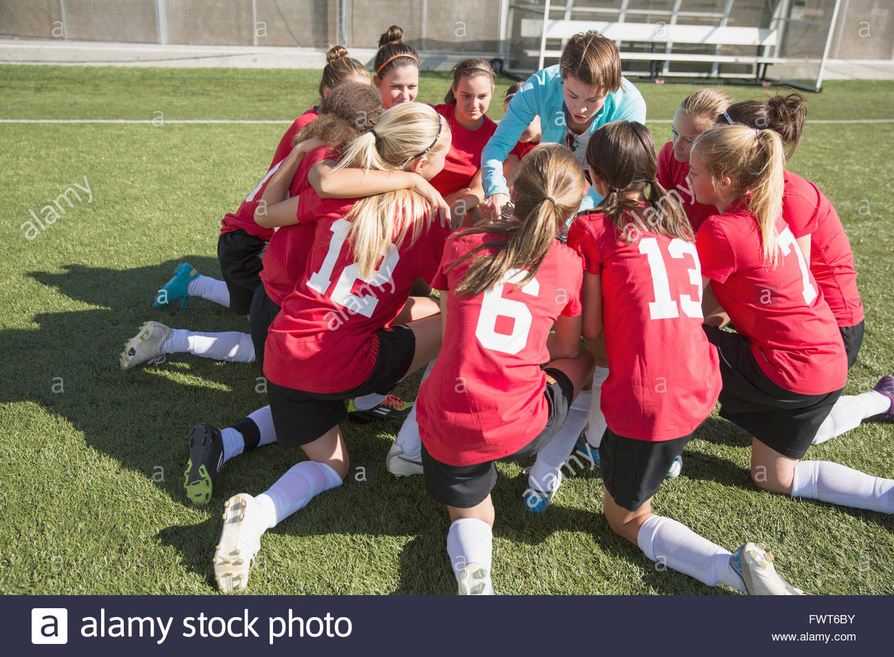 Girls soccer team in huddle hi-res stock photography and images - Alamy