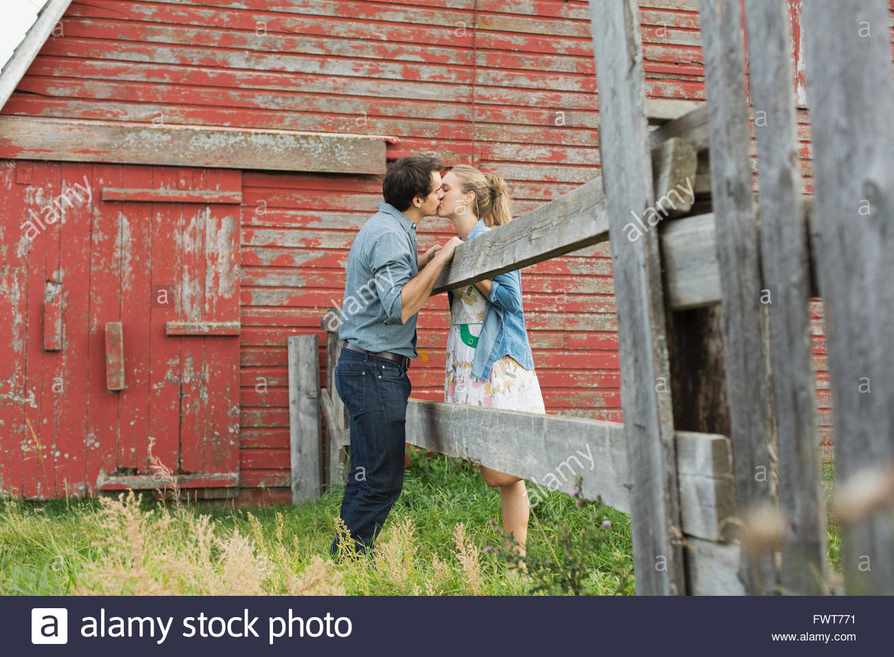 20s man woman kissing candid hi-res stock photography and images - Alamy